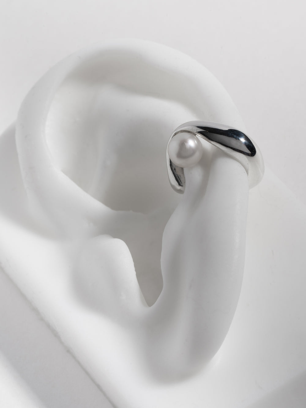 VERO PERLA EAR CUFF